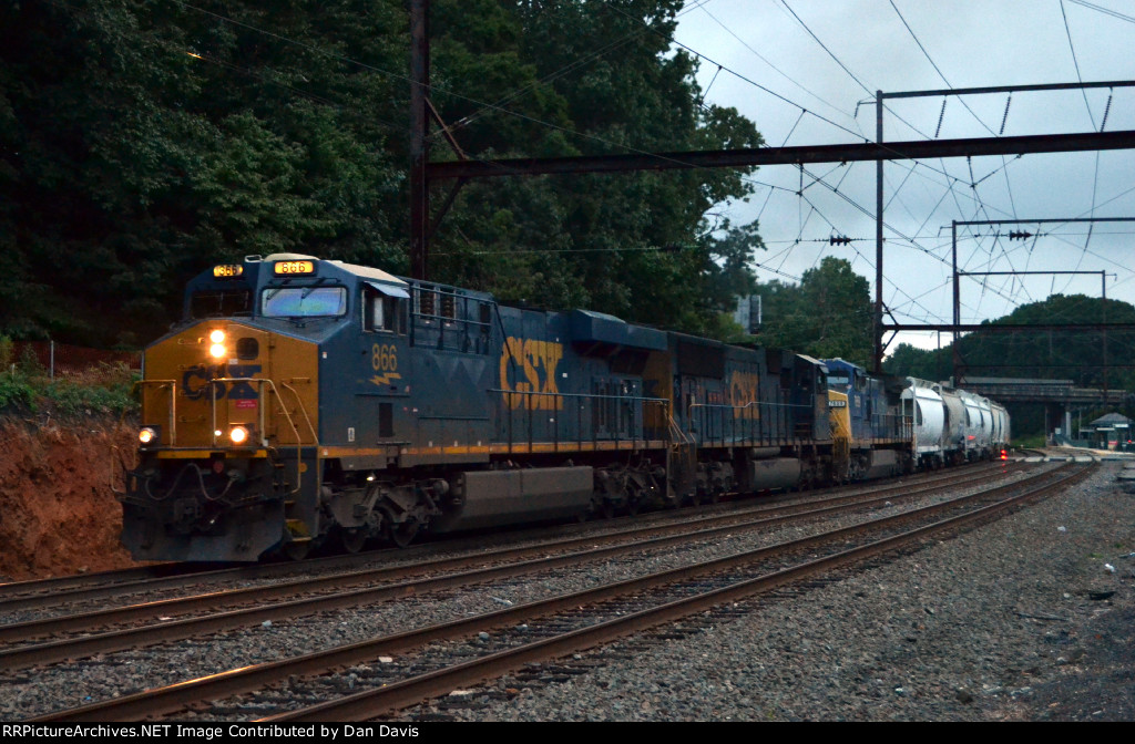 CSX ES44AH 866 leads Q438-27